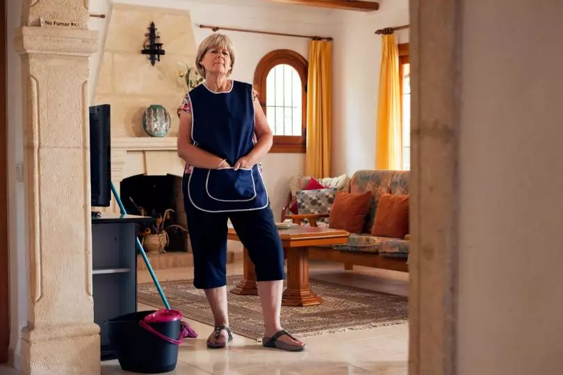 Linda werkt aan het schoonmaken van vakantievilla's om haar rekeningen en huur te betalen. Ze vindt het heerlijk om 8-9 maanden per jaar buiten te leven, maar mist het om haar kleinkinderen te zien opgroeien in Engeland.
