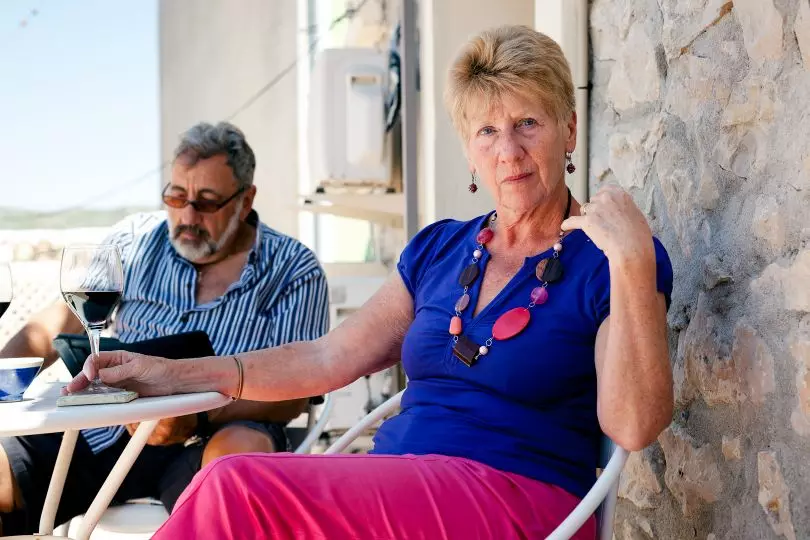 Lorna is een gepensioneerde lerares die met haar man David naar Spanje is verhuisd. Ze vindt het heerlijk om 's middags in de schaduw te ontspannen met een glas wijn en geniet van gezelligheid met hun Spaanse buren.