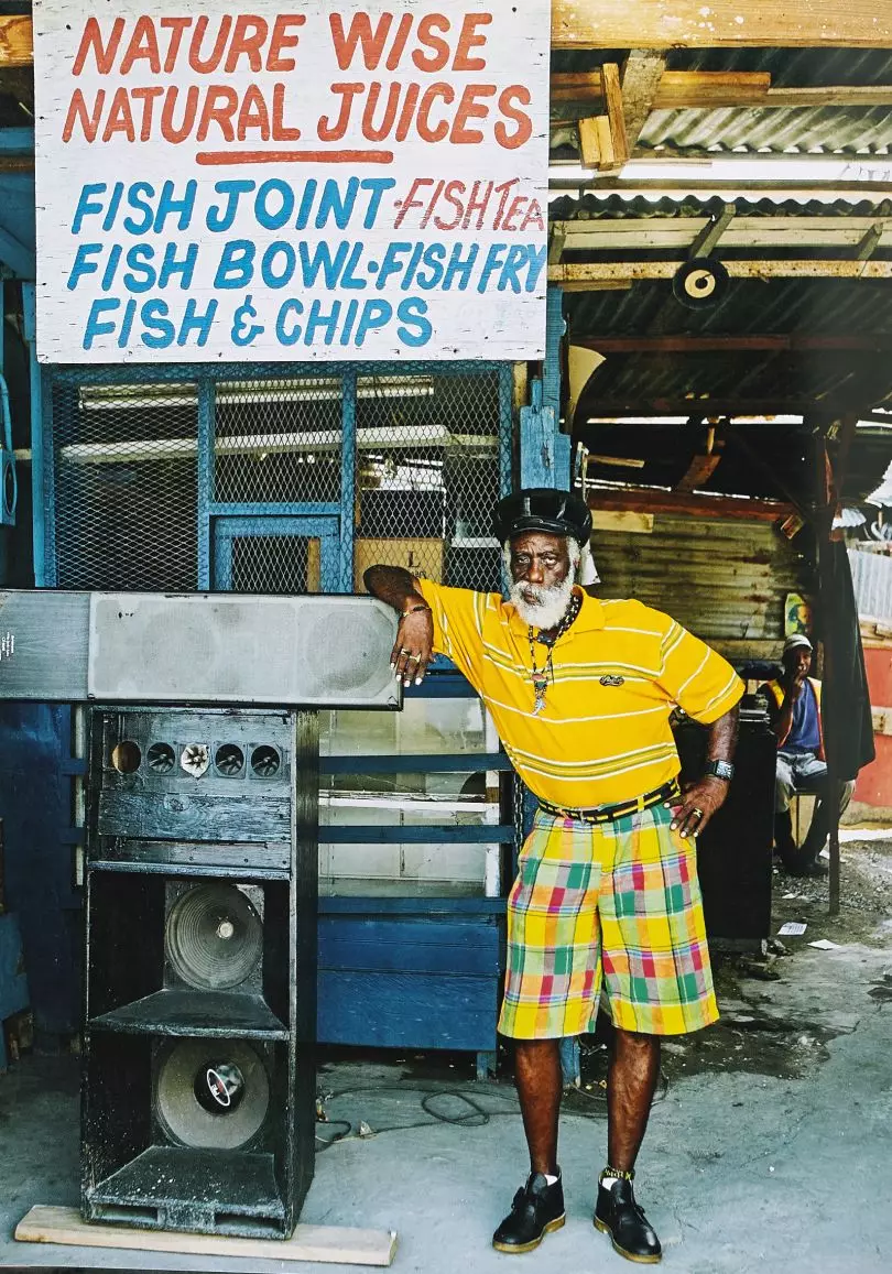 Melbourne James AKA Jah Stitch (nama deejay) atau Major Stitch (nama pemilih), memakai Desert Boots di sebelah sistem bunyinya di Princess Street, pusat bandar Kingston, 2011. Gambar © Mark Read