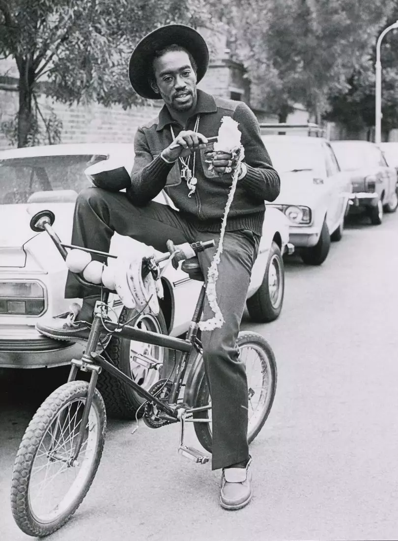 Deejay Ranking Dread yambaye Polyveldt Amazone inyuma yububiko bwa rekodi ya Greensleeves kuri 44 Uxbridge, Shepherds Bush, London, 1981. Ifoto © Roger Cracknell