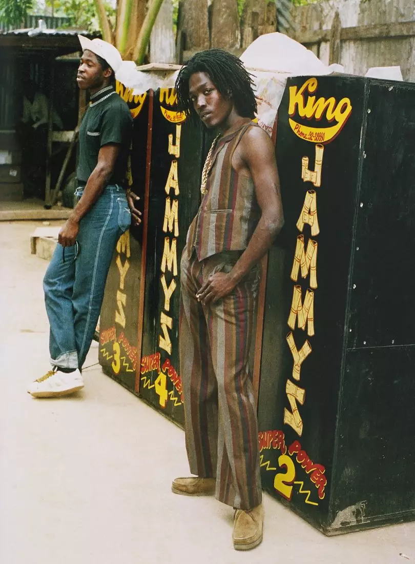 Akọrin Junior Reid ti o wọ Wallabees ati gigun sokoto pẹlu waiscoat ti o baamu, àgbàlá King Jammy, Kingston 1986. Photography © Beth Lesser