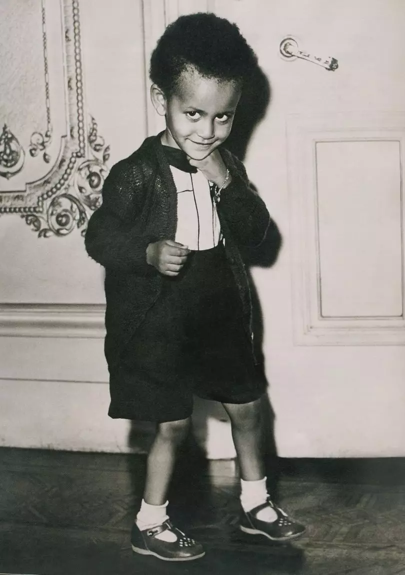 Prince Paul Wossen-Seged Makonnen ea lilemo li peli, setloholo sa Moemphera oa Ethiopia Haile Selassie, ea apereng meqathatso ea Playe-Up, London, November 1949. Motšoantšisi ha a tsejoe. Ka tlhompho ea AGTA/CJC