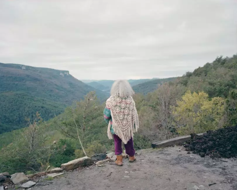 Country Fictions: Fotografie di Juan Aballe di persone che lasciano la città per la vita rurale 3724_14