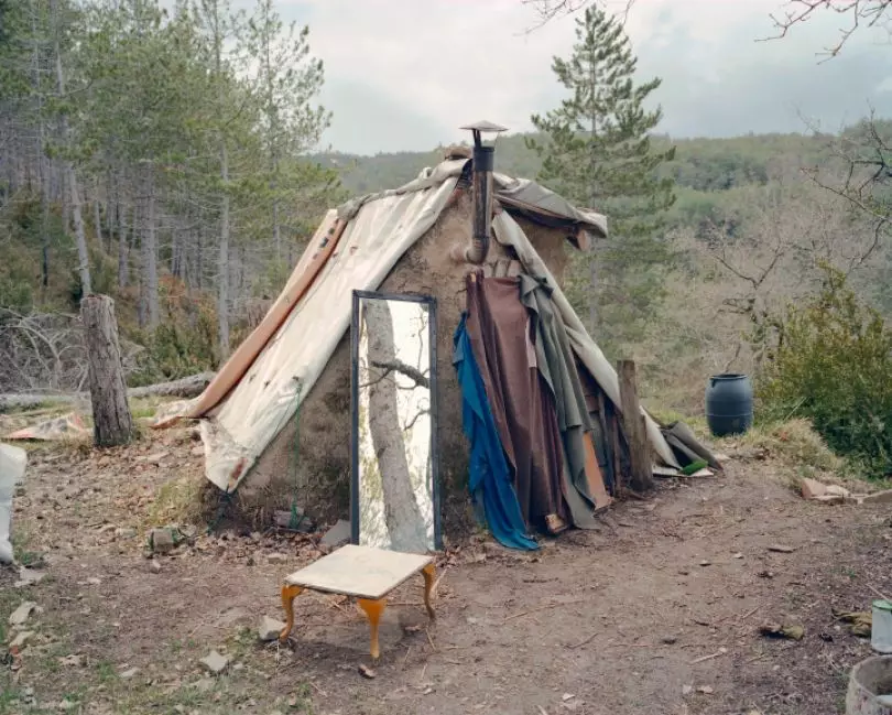 Country Fictions: Fotografie di Juan Aballe di persone che lasciano la città per la vita rurale 3724_2