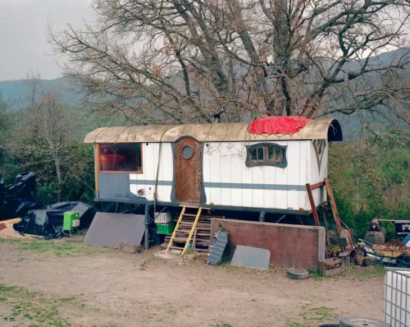 Country Fictions: Fotografie di Juan Aballe di persone che lasciano la città per la vita rurale 3724_7