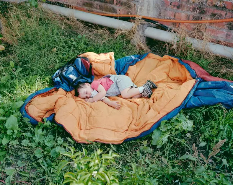 Country Fictions: fotografie Juana Aballe przedstawiające ludzi wyjeżdżających z miasta, by zamieszkać na wsi 3724_8