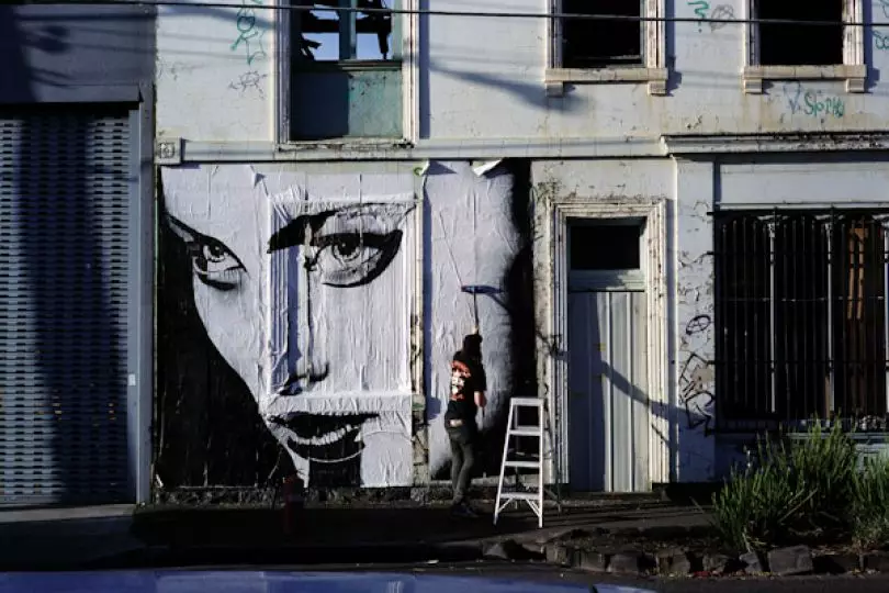 هنرمند خیابانی رون و زنان پر زرق و برقش 3756_2
