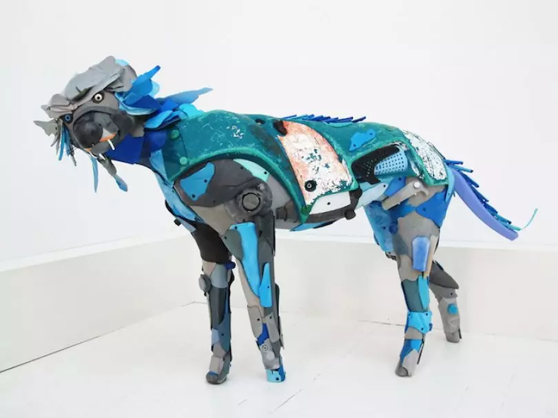 Artist Gilles Cenazandotti turns plastic trash washed ashore into animal sculptures 3769_3