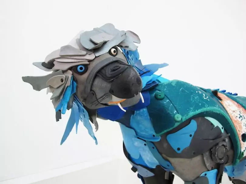 Artist Gilles Cenazandotti turns plastic trash washed ashore into animal sculptures 3769_4