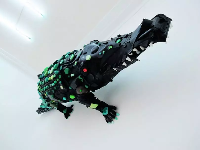 Artist Gilles Cenazandotti turns plastic trash washed ashore into animal sculptures 3769_9