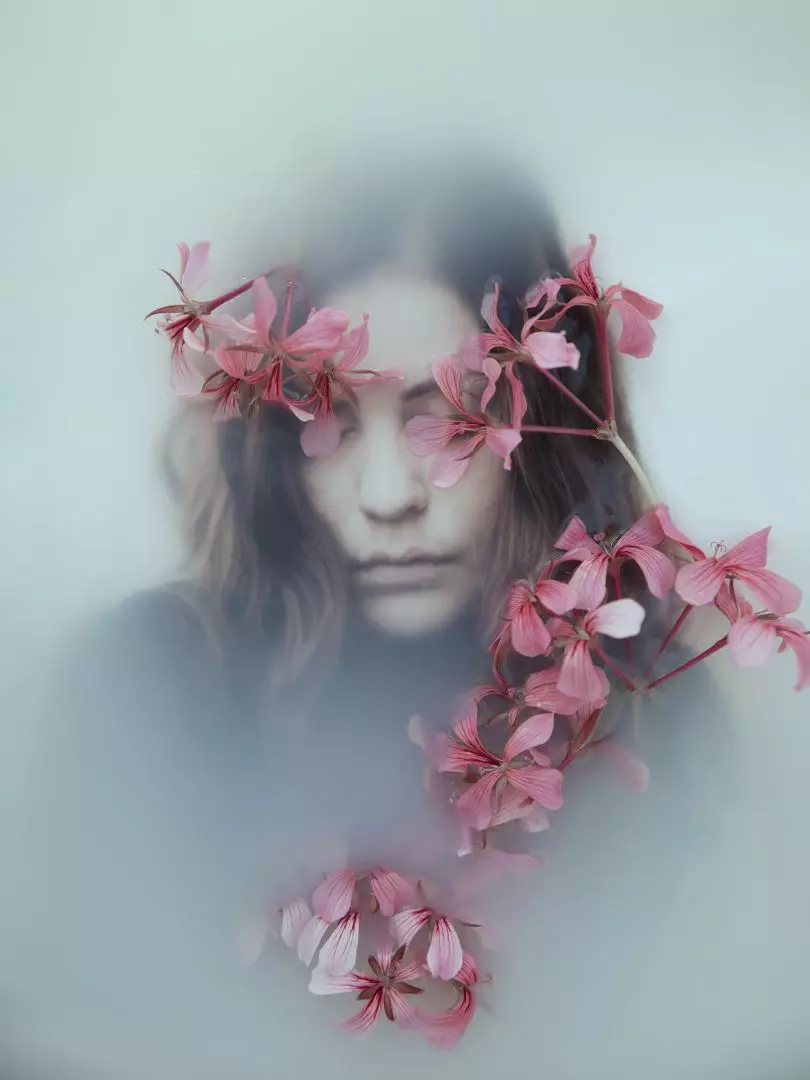 Botanica: Zmysłowe autoportrety Maren Klemp nasączone mlekiem i ozdobione kwiatami 399_1
