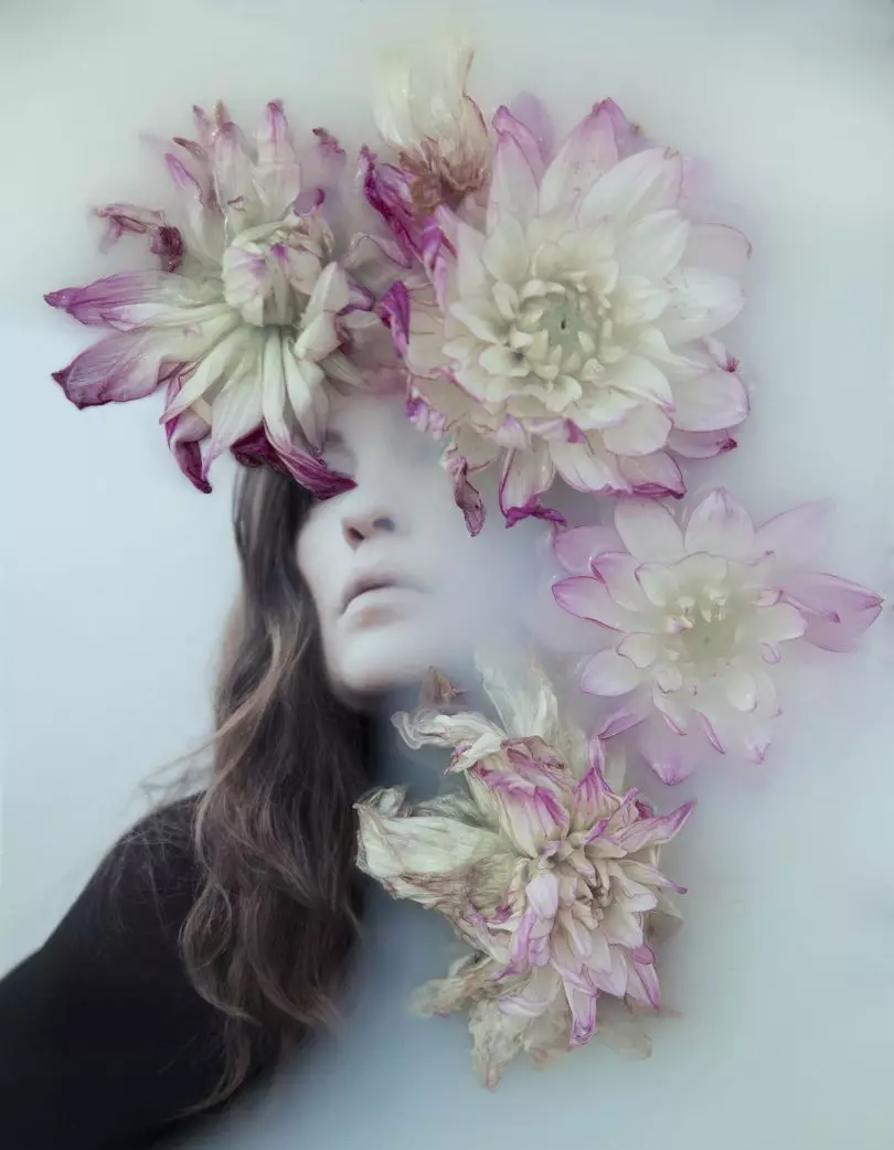 Botanica : Autoportraits sensuels de Maren Klemp imbibés de lait et décorés de fleurs 399_2
