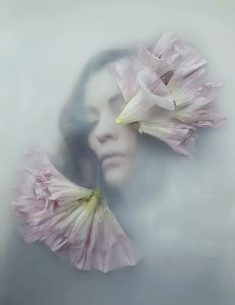 Botanica : Autoportraits sensuels de Maren Klemp imbibés de lait et décorés de fleurs 399_3