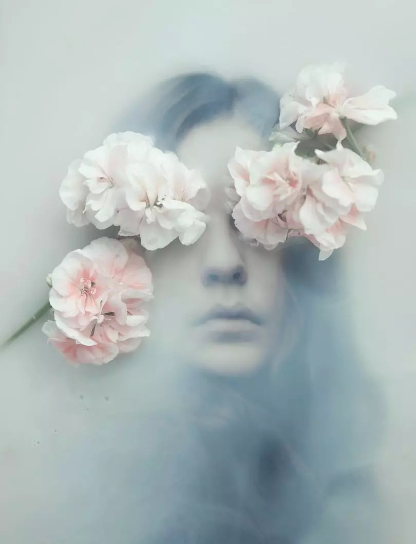Botanica: Senzualni autoportreti Maren Klemp natopljeni mlijekom i ukrašeni cvijećem 399_4