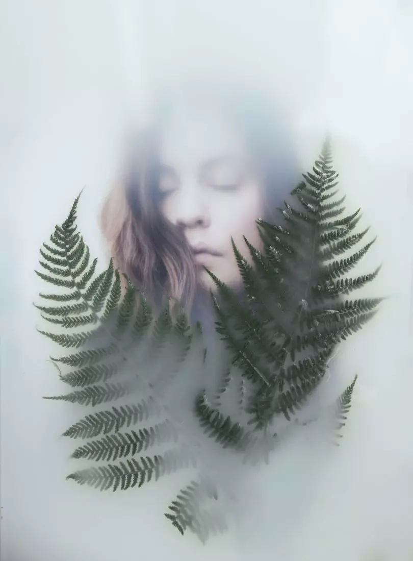 Botanica: Sinnliche Selbstportraits von Maren Klemp in Milch getränkt und mit Blumen geschmückt 399_5