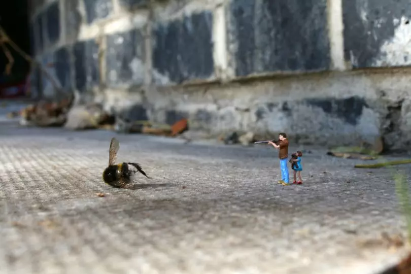 Uma vila modelo global com pessoas em miniatura aos seus pés, capturada na câmera 4036_11