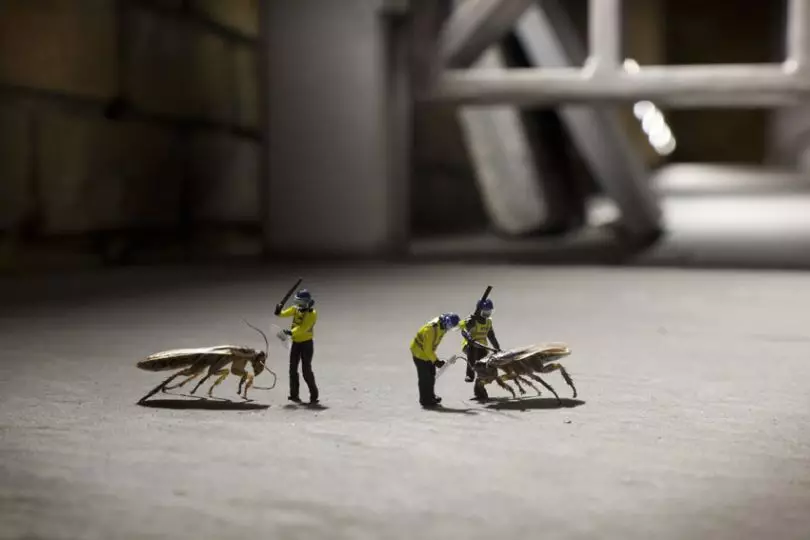 Uma vila modelo global com pessoas em miniatura aos seus pés, capturada na câmera 4036_17