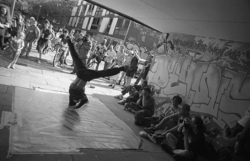 B.boy Evo tanzt beim Smear II Event, Hulme 1996 – Foto von Al Baker