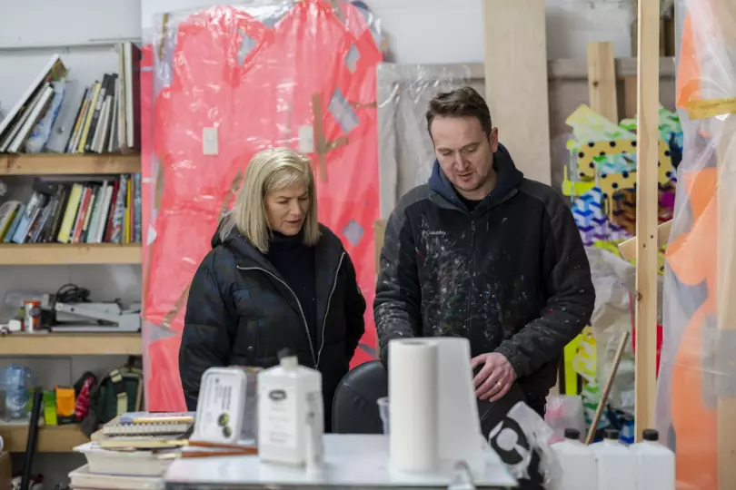 Ralph Anderson avec Jennifer Guerrini Maraldi, la directrice de la galerie JGM lors d'une récente visite en studio