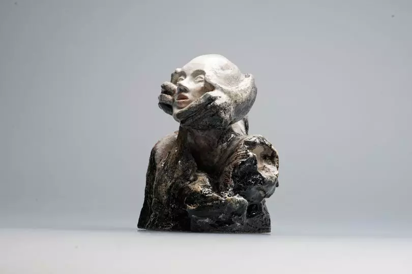 Corpo-testo: le sculture in ceramica viscerali esplorano la distorsione del corpo e l'erotismo doloroso 4310_4