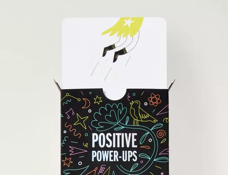 Mae Positive Power-ups yn ddec o gardiau i bobl ifanc sy'n tanio positifrwydd a hunanofal