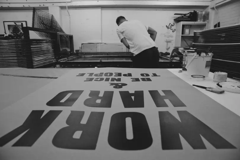 努力工作，对人友善：Anthony Burrill 为 Jealous Gallery 发布新版本 4412_9