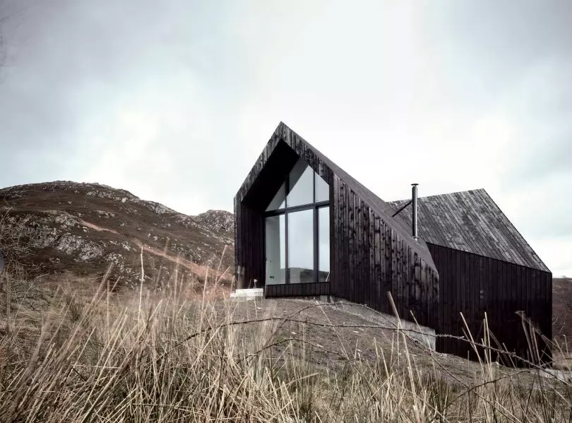 Trano ao amin'ny Camusdarach Sands, Stormness, Scotland, UK, 2013, Raw Architecture. Sary nahazoana sary: Atrikasa Raw Architecture (pejy 20-21)