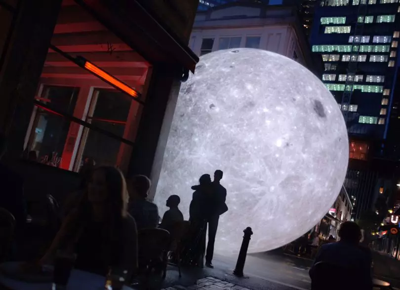 La luna protagoniza el último anuncio de OnePlus, fotografiado por Michael Gracey 4511_1