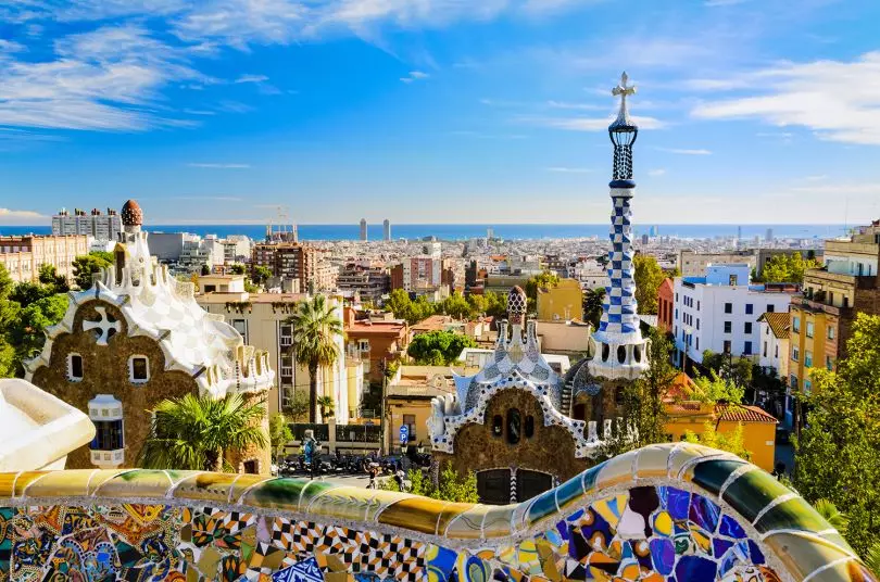 Park Güell, Barcelona. Imej dilesenkan melalui Adobe Stock