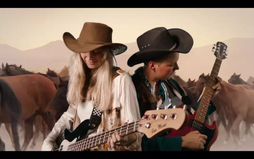 Denne lesbiske cowgirl-meets-trucker musikkvideoen er akkurat det du trenger akkurat nå 4568_9