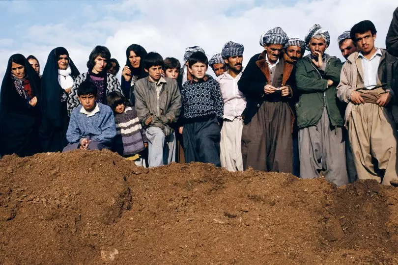 Warga desa ningali exhumation di urut markas militér Irak di luar Sulaymaniyah, Irak Kalér, 1991 © Susan Meiselas