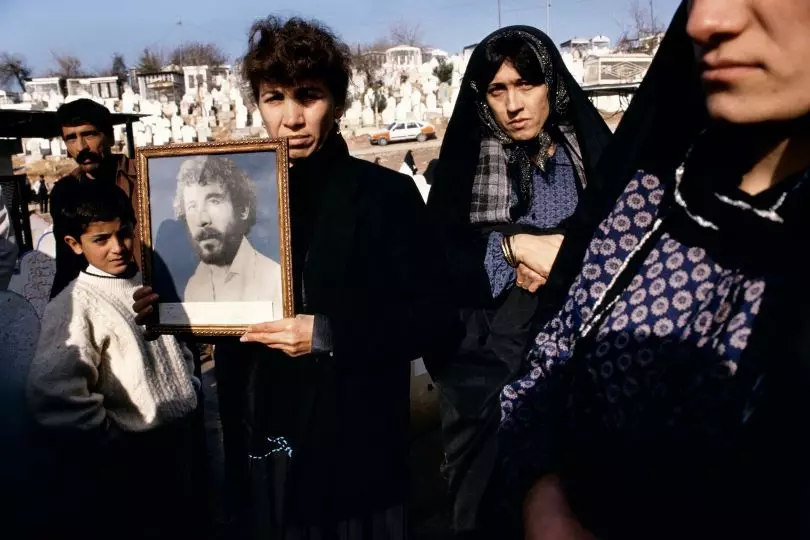 Poto Kamaran Abdullah Saber, 20 taun, dicekel ku kulawargana di kuburan Saiwan Hill. Anjeunna tiwas dina Juli 1991 nalika demonstrasi mahasiswa ngalawan Saddam Hussein, Kurdistan, Irak Kalér, 1991 © Susan Meiselas