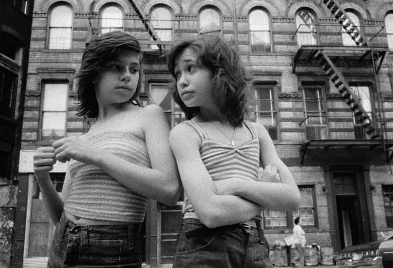 Dee sareng Lisa di Mott Street, Little Italy, New York, 1976 © Susan Meiselas/ Poto Magnum