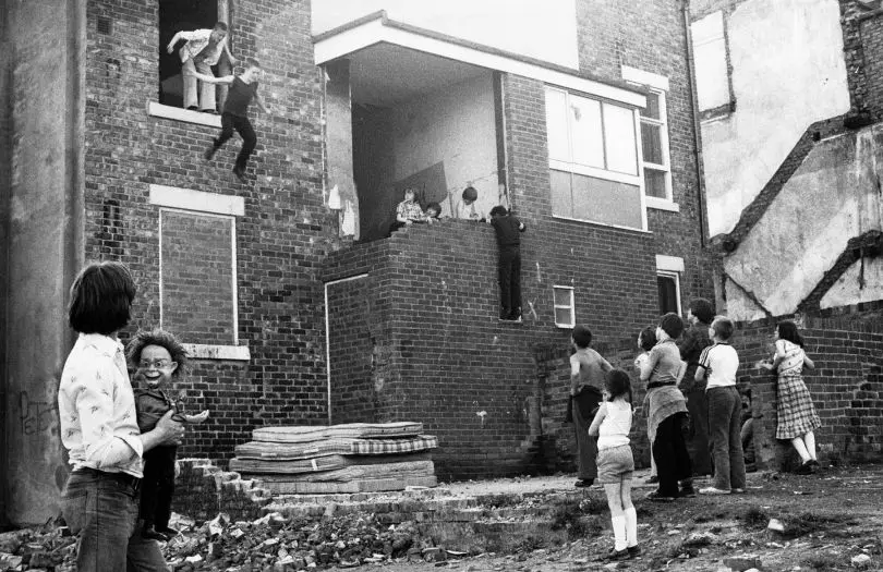 Tish Murtha Kids jumping into Matraces, 1980 © Ella Murtha, Všechna práva vyhrazena. S laskavým svolením Ella Murtha & The Photographers' Gallery