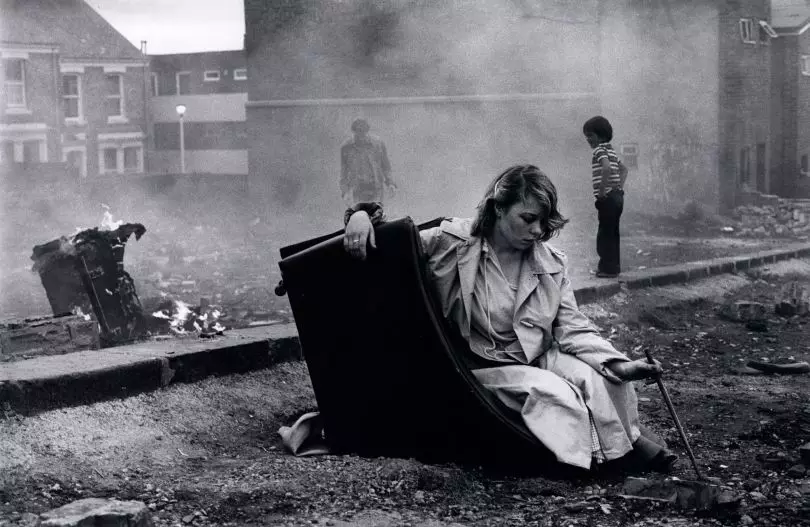 Tish Murtha Karen op omkearde stoel, 1980 © Ella Murtha, Alle rjochten foarbehâlden. Courtesy of Ella Murtha & The Photographers' Gallery