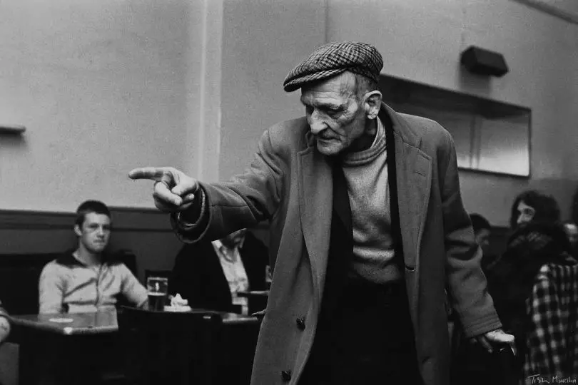 Tish Murtha Newport - Ansyen Miner - New Found out pub, 1977 © Ella Murtha, Tout dwa rezève. Koutwazi Ella Murtha & Galeri Fotograf yo