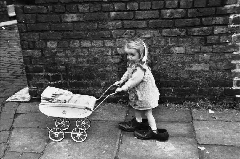 Shirley Baker Manchain, 1966 © Eastát Shirley Baker, Le caoinchead ó Ghailearaí na nGrianghrafadóirí