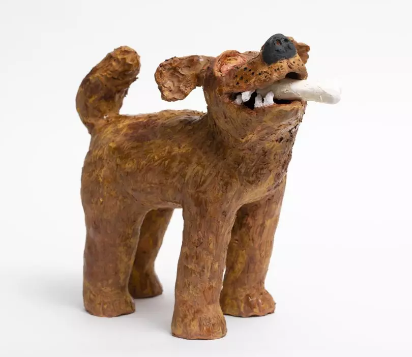 Sally SAUL, Dog With Bone, 2018 Clay and glaze 13 1/2 x 6 1/2 x 14 1/2 ίντσες 34,3 x 16,5 x 36,8 cm