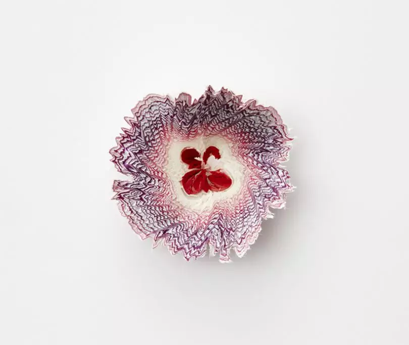 פרחי נייר: יצירות אמנות מדהימות של עלי כותרת שנוצרו משבבי נייר 4692_3