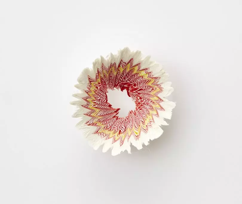 Flores de papel: impresionantes obras de arte de pétalos elaboradas con virutas de papel 4692_4