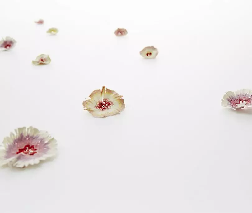 Pappersblommor: Fantastiska konstverk av kronblad gjorda av pappersspån 4692_7