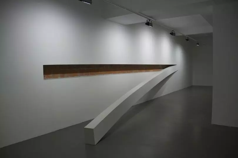 Ang arkitekto nga nahimong artista literal nga nag-panit ug nagkupot sa mga dingding sa usa ka gallery sa New York 4730_2