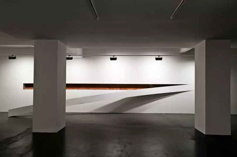 Ang arkitekto nga nahimong artista literal nga nag-panit ug nagkupot sa mga dingding sa usa ka gallery sa New York 4730_3