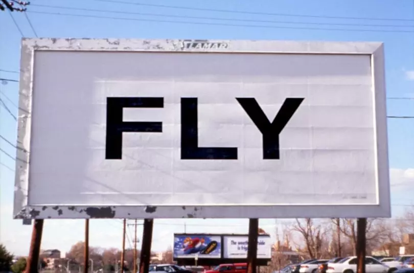 Yoko Ono, FLY (1996), billboard na naka-install sa Richmond Virginia. Larawan ni Stephen Salpukas. Sa kagandahang-loob ni Yoko Ono.