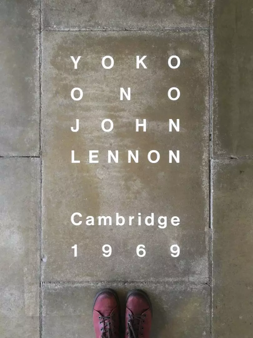 „Yoko Ono John Lennon Cambridge 1969”. Historyczna tablica we foyer Lady Mitchell Hall na Uniwersytecie w Cambridge, odsłonięta 2 marca 2019 r. przez Gabriellę Daris, Johna Dunbara i Alana Bookbindera, mistrza Downing College. Podarowany jako prezent przez Gabriellę Daris na Uniwersytecie Cambridge. Fot. Natalia Gonzalez-Acosta. © 2019 Gabriella Daris