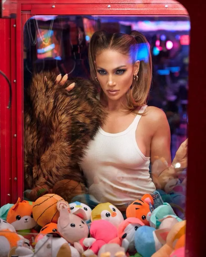 D'Jennifer Lopez spillt am "Hit Play", hirem eegene Videospill a pixeléierten Universum