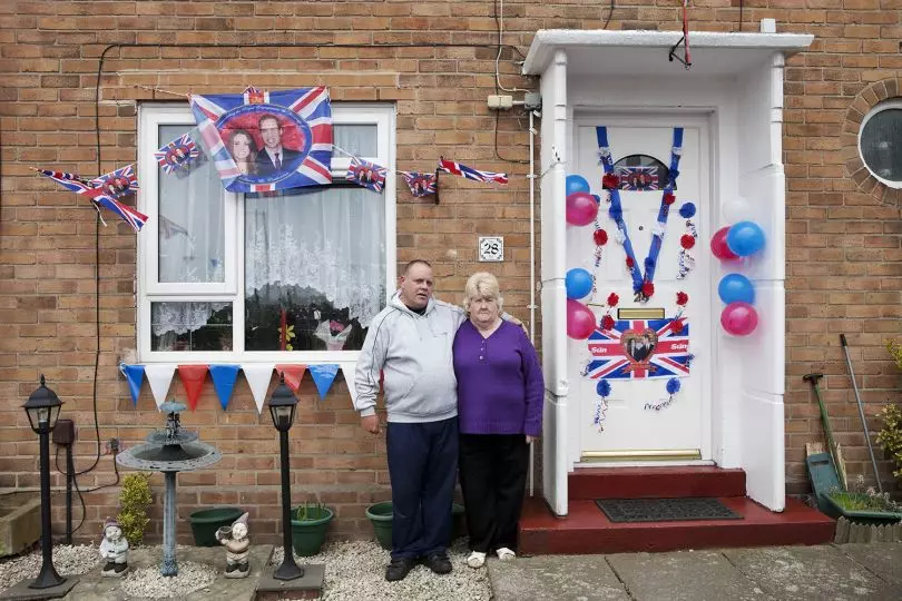 Ang harianong kasal tali ni Kate Middleton ug Prince William. Mga residente sa gawas sa ilang balay sa Clare Road, Walsall, The Black Country, England, UK, 2011. Gikan sa seryeng 'Black Country Stories'. © Martin Parr / Magnum nga mga Litrato