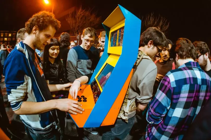 Arcade Backpack liknar en miniatyrkopia av en arkadmaskin och skapades för att visa ett roterande urval av oberoende och experimentella videospel i överraskande miljöer. Kredit: UCLA Games Lab (Foto av Robin Baumgarten)