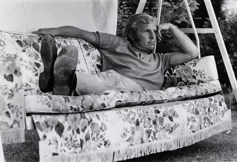 Bobby Moore sa usa ka wala mailhi nga photographer alang sa Daily Sketch, sayo sa 1970s