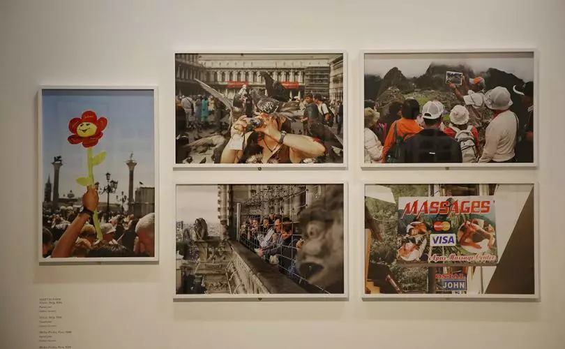 Obsesi Luar Biasa: Artis sebagai Kolektor, karya seni Martin parr. Foto oleh Peter McDiarmid